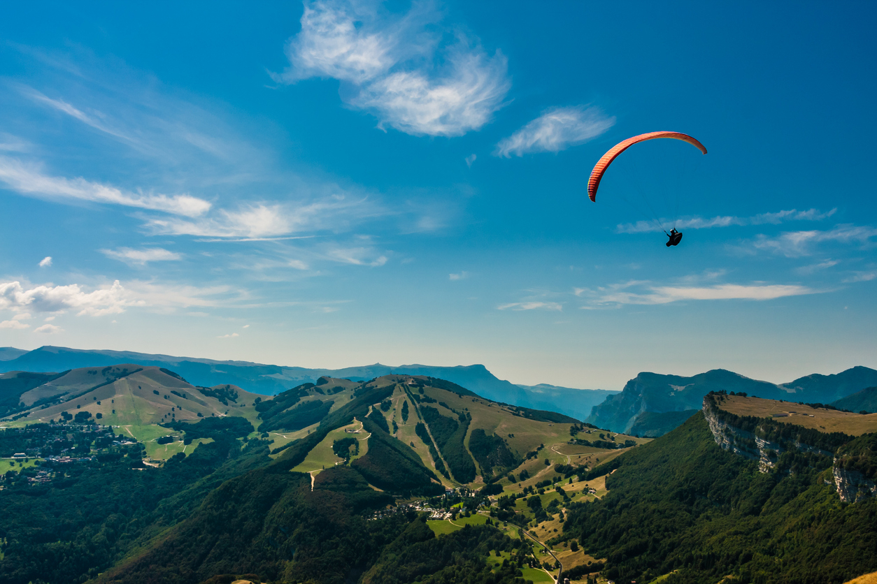 Le parapente : une activité qui séduit les amateurs de sensations fortes