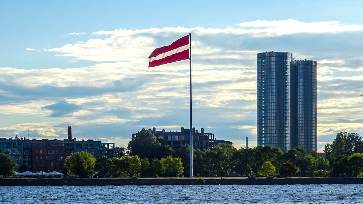 Drapeau letton : couleurs, origine et signification de l'emblème de la ...